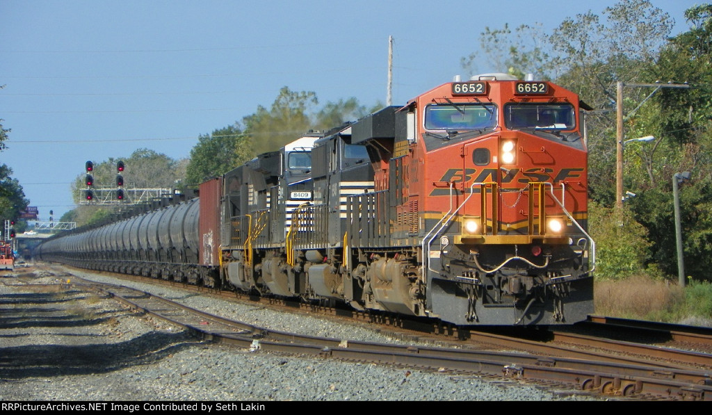 BNSF 6652 on NS 66Z